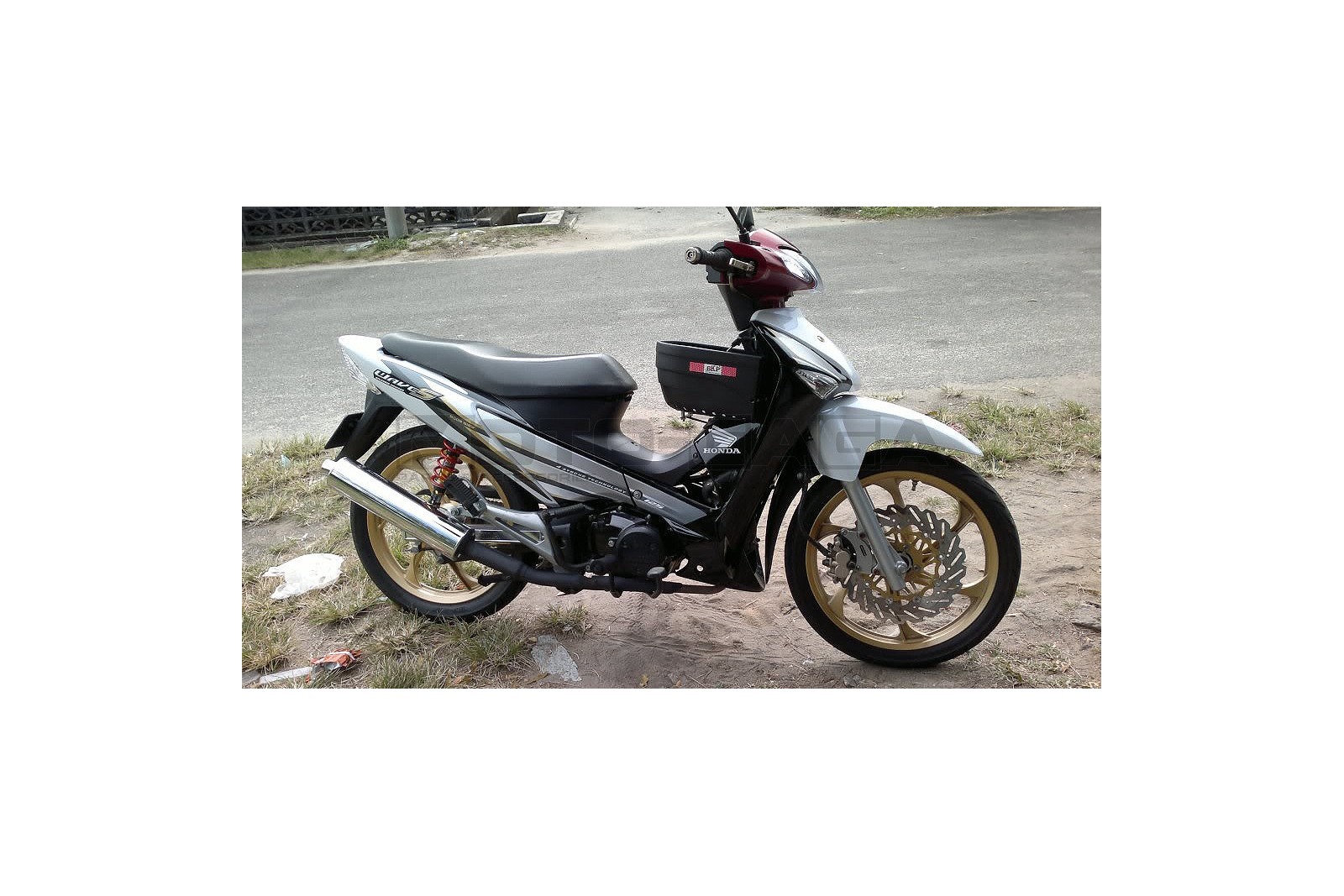 Honda Wave/Innova 125 Plastic Leg Shield Luggage Basket